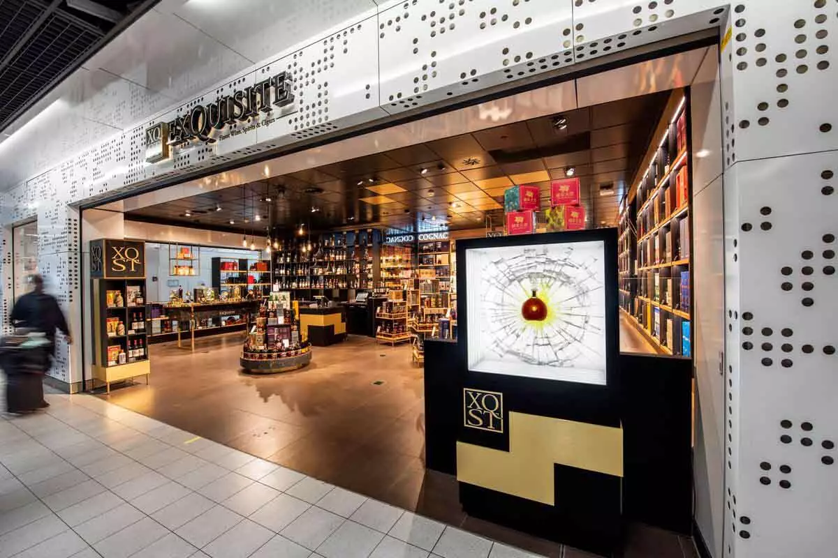 Ausserhalb vum ExQuisite Store um Amsterdam Schiphol Fluchhafen