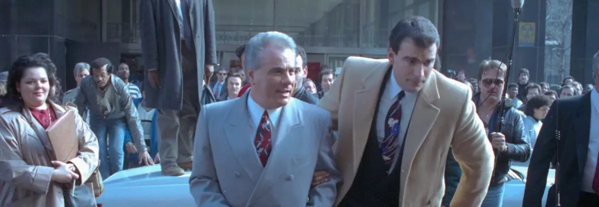 John Gotti maffiafőnök a pályán kívül ebédszünetben. Az esküdtszék végül felmentette a Dapper Dont a szakszervezeti vezető lövöldözésének minden vádja alól. (Getty Images)