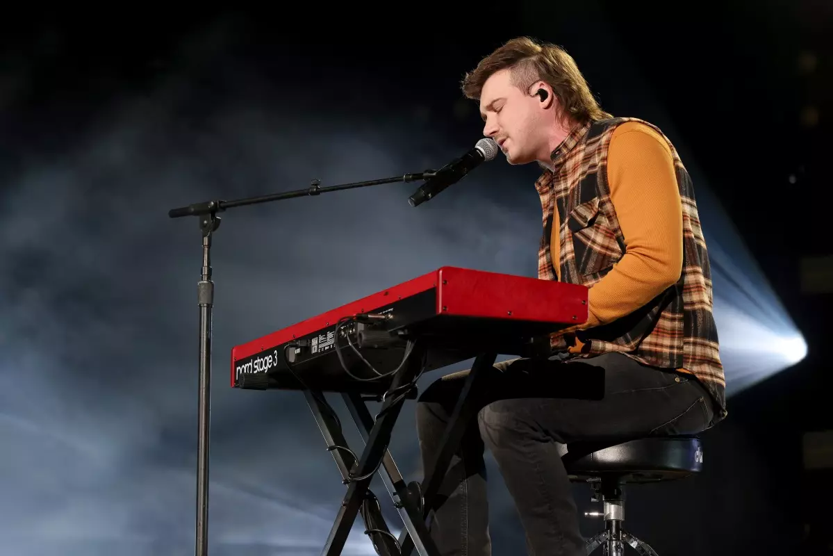 Morgan Wallen actúa no escenario do Ryman Auditorium o 12 de xaneiro de 2021 en Nashville, Tennessee.