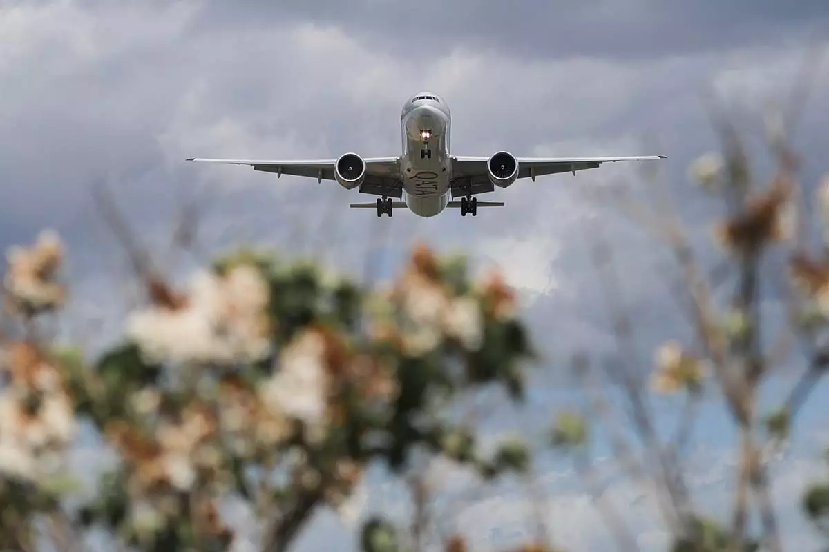 Et Qatar Airways-fly forbereder sig til landing i Bruxelles-lufthavnen i Zaventem, Belgien, den 21. maj 2021. Flyselskabet har netop toppet AirlineRankings liste over bedste flyselskaber.